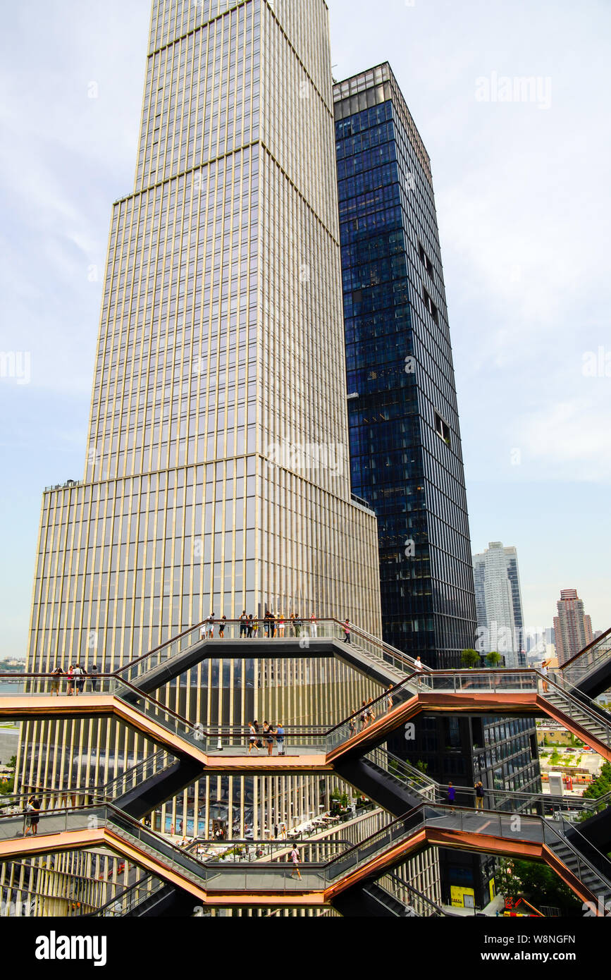The Vessel (honeycomb-like structure), the construction in center of ...