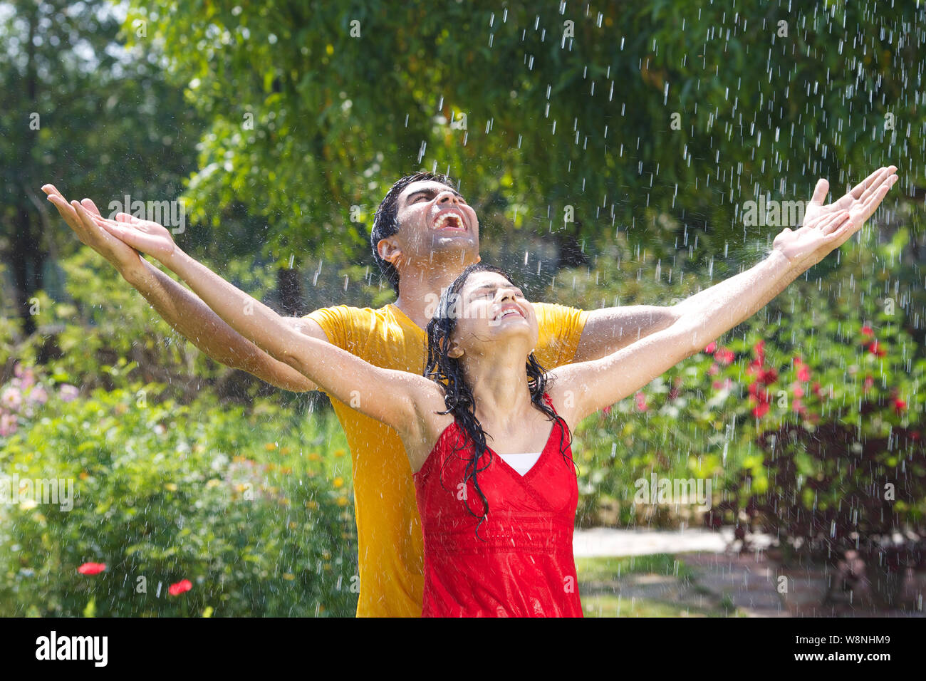 Couple dancing in rain hi-res stock photography and images - Alamy