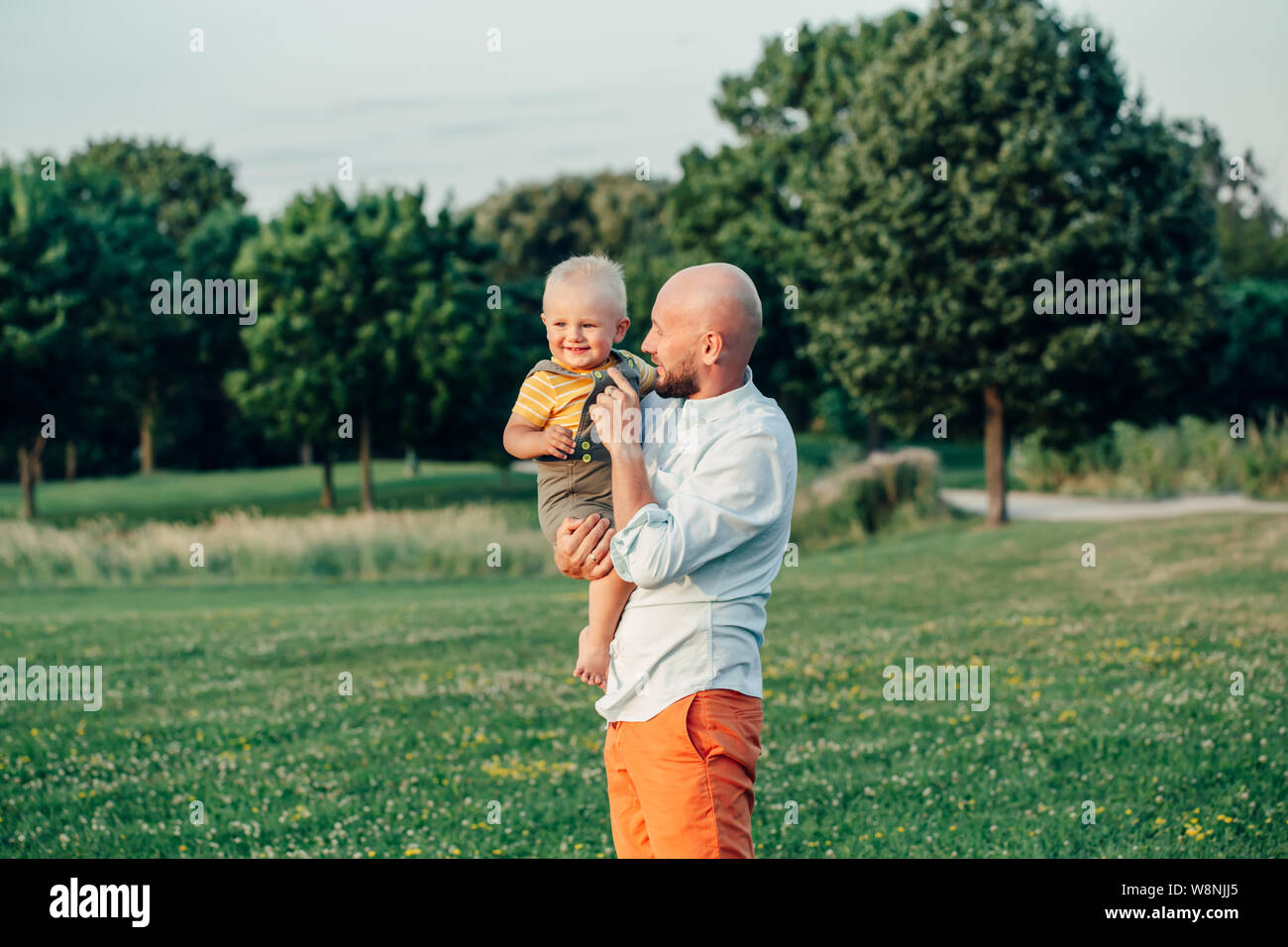 Dad and toddler hugging hi-res stock photography and images - Alamy