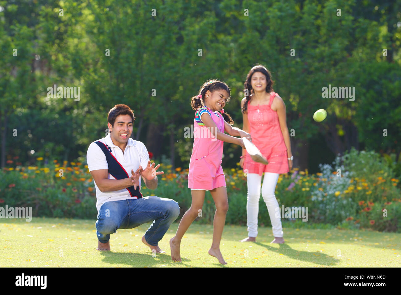 Family playing cricket in a garden Stock Photo - Alamy
