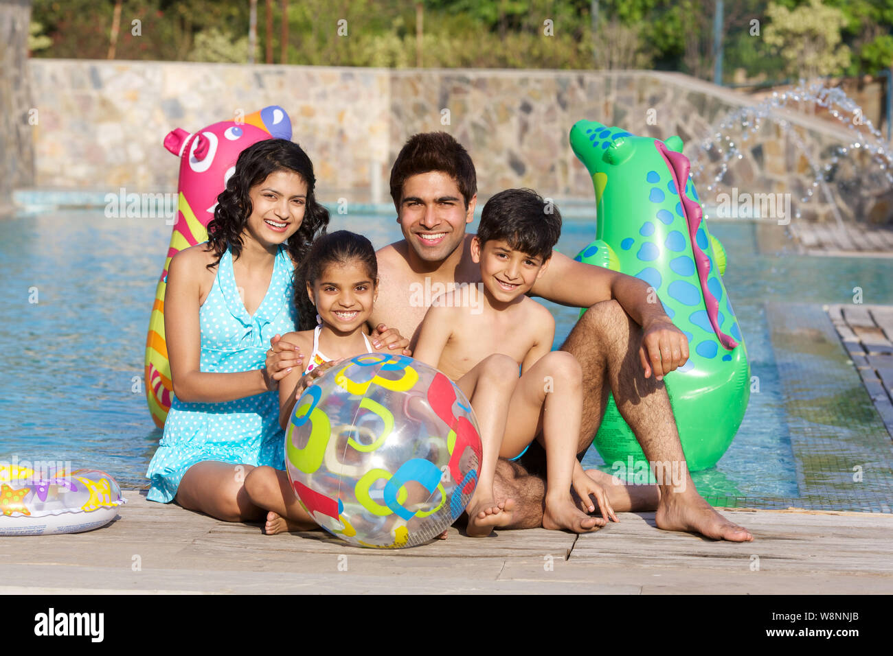 Resort family poolside hi-res stock photography and images - Alamy
