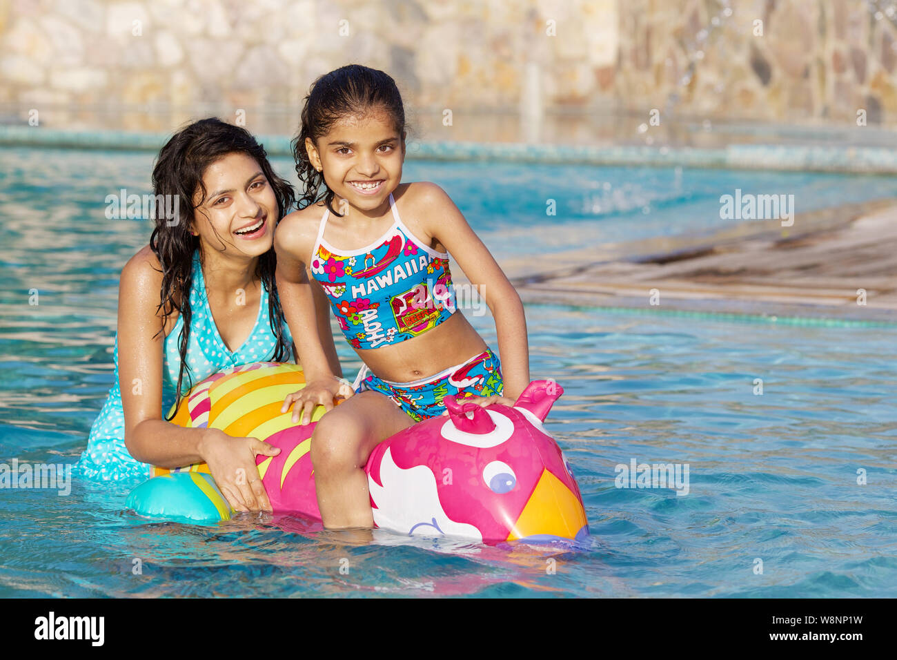 Mother and daughter playing in a swimming pool hi-res stock photography ...