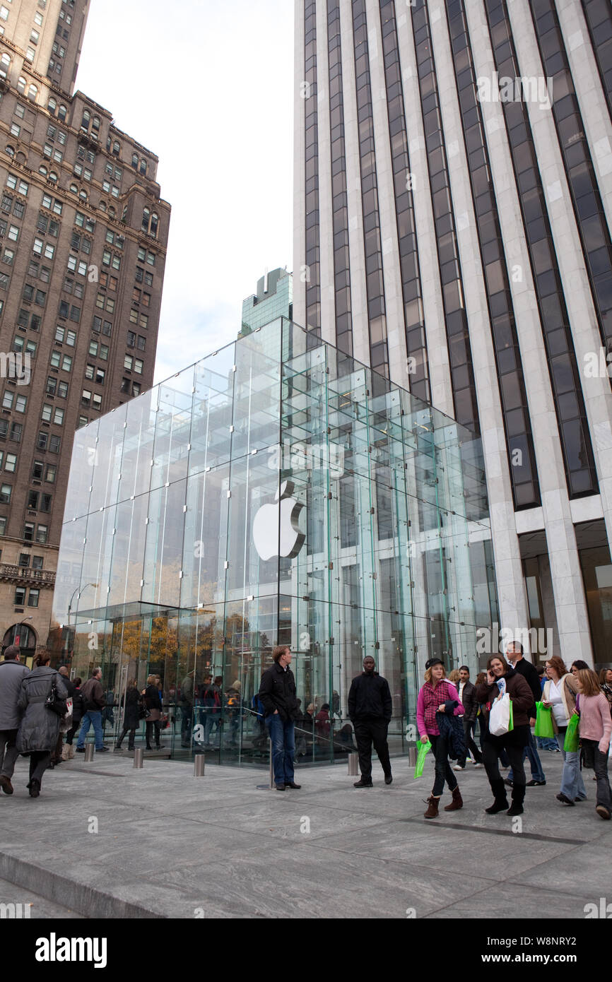 Apple store fifth avenue midtown nyc new york city hi-res stock ...