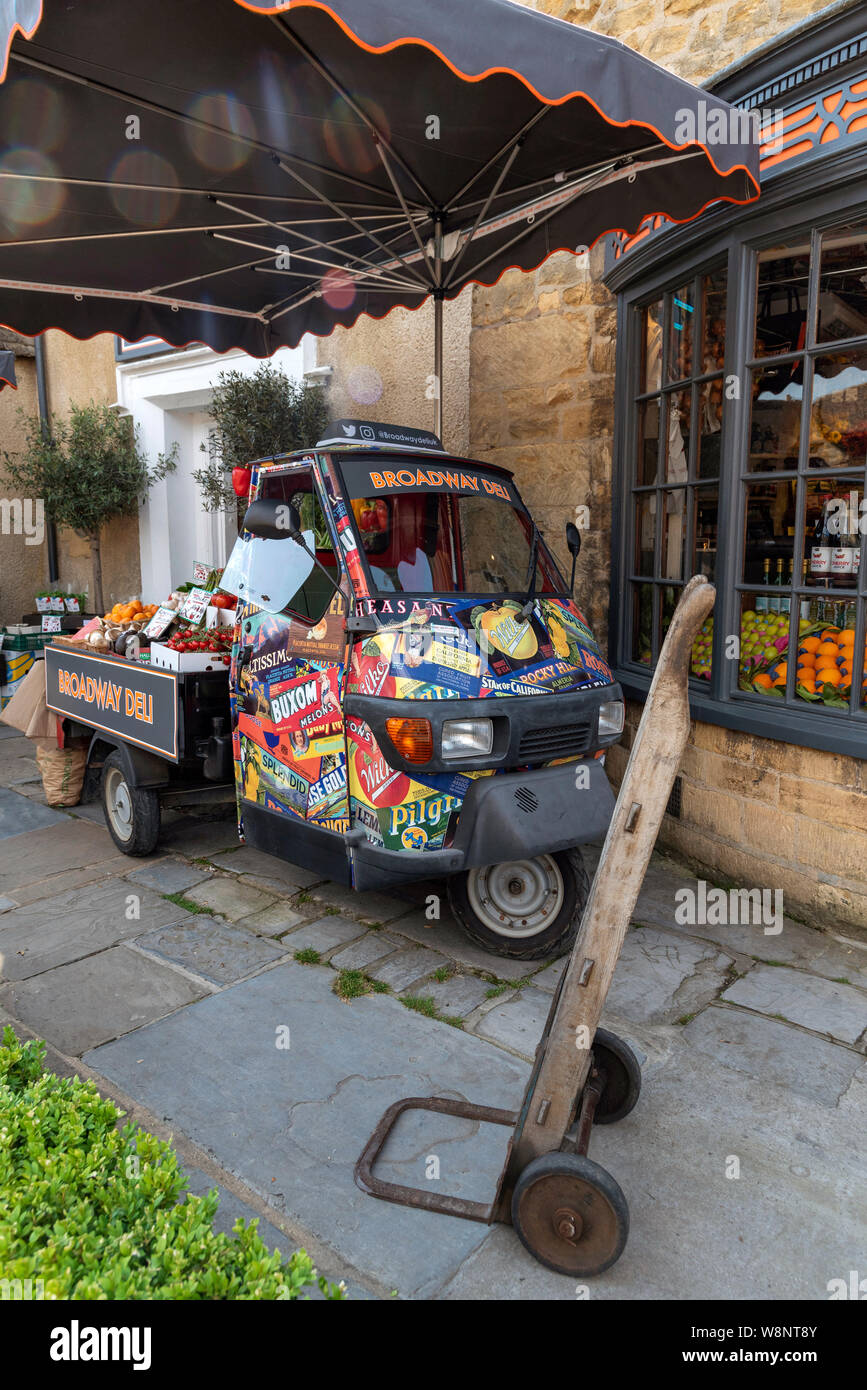 Small delivery truck hi-res stock photography and images - Alamy