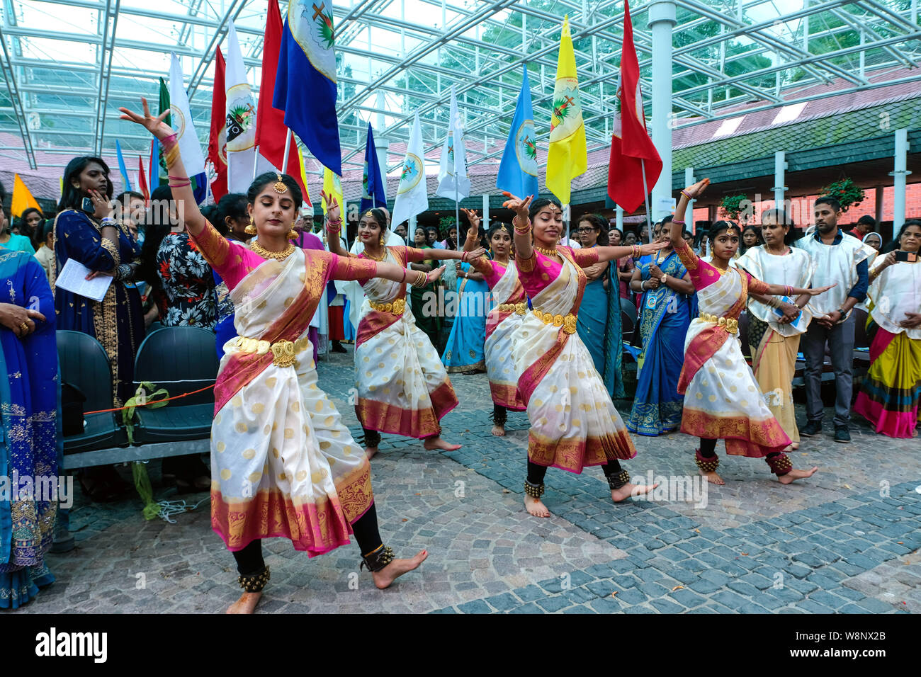 Girls dancing traditional tamil dances hi-res stock photography and ...