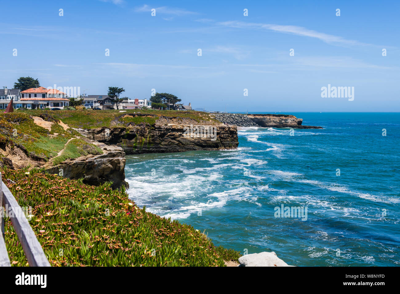 Ice plant cliffs ocean waves hi-res stock photography and images - Alamy