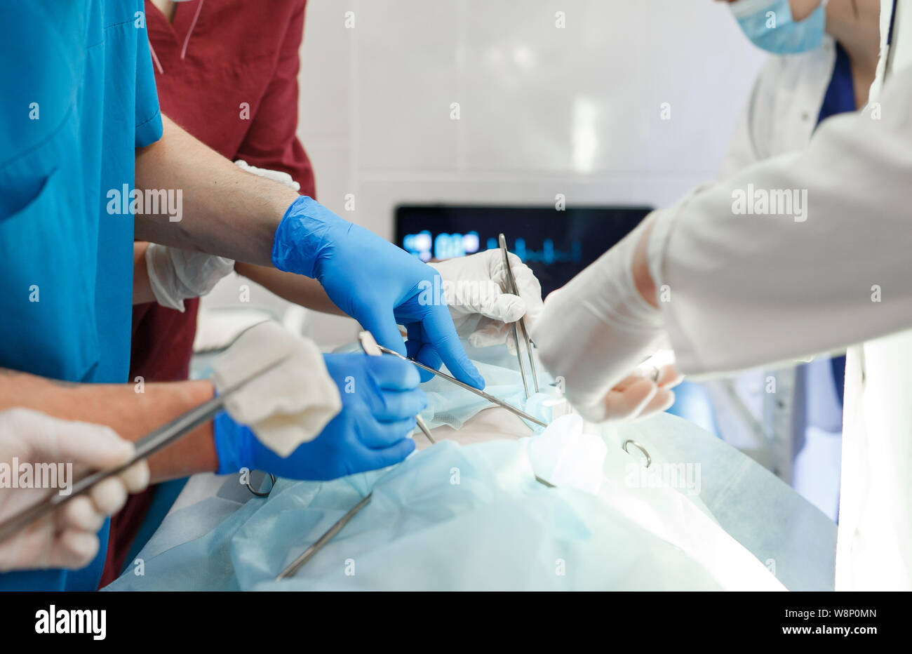 Doctors performing a surgery hi-res stock photography and images - Alamy