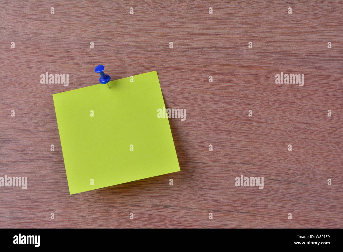Single blank note paper attached to a wooden wall Stock Photo - Alamy