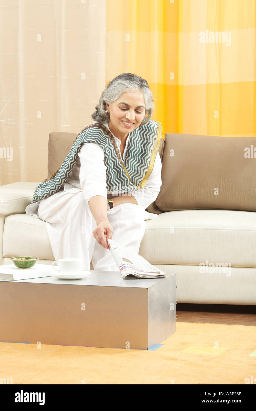 Picking up newspaper hi-res stock photography and images - Alamy