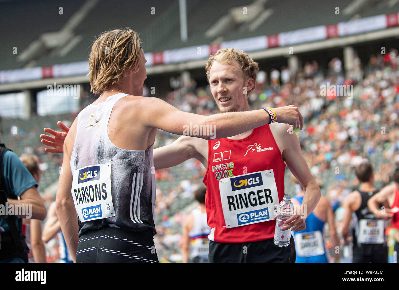Sam PARSONS l. (LG Eintracht Frankfurt) 2nd place, congratulates winner ...