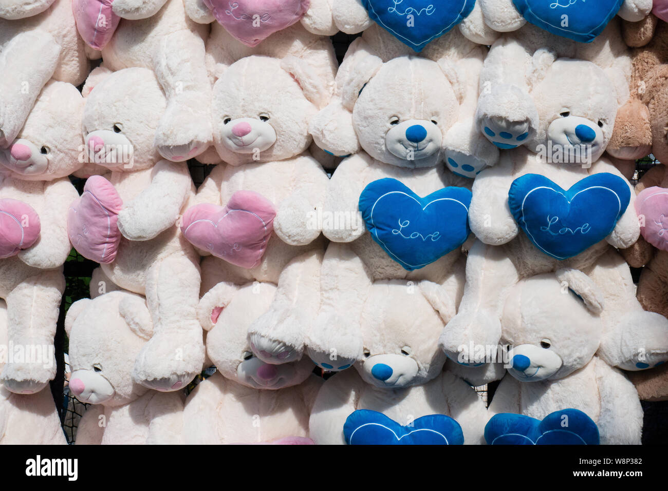 Lots of soft toys hi-res stock photography and images - Alamy