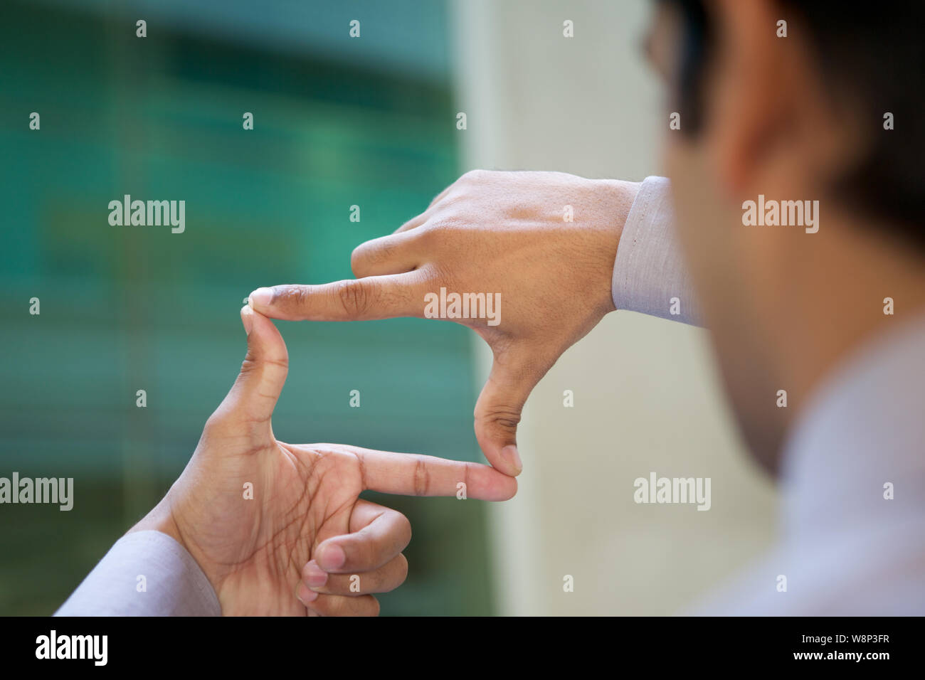 Head and shoulders framing hi-res stock photography and images - Alamy