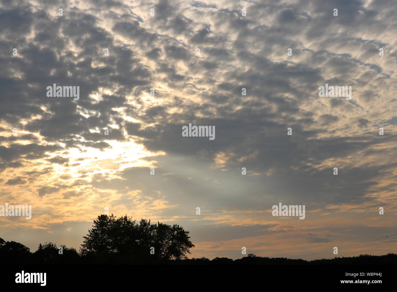 Cloudy sunset hi-res stock photography and images - Alamy