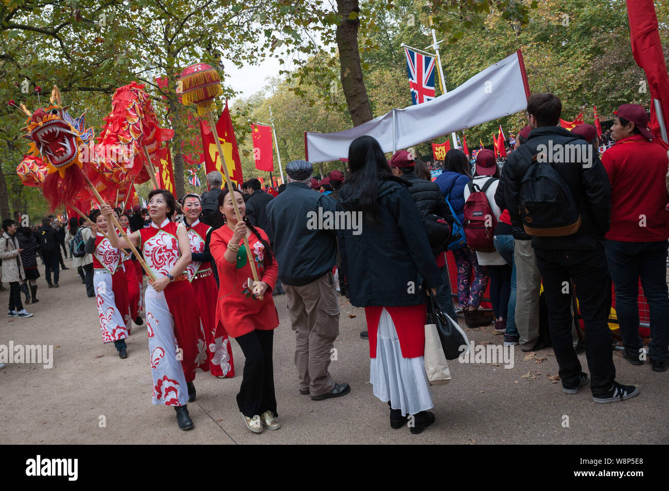 The Mall, London, UK. 20th October, 2015. Chinese supporters celebrate ...