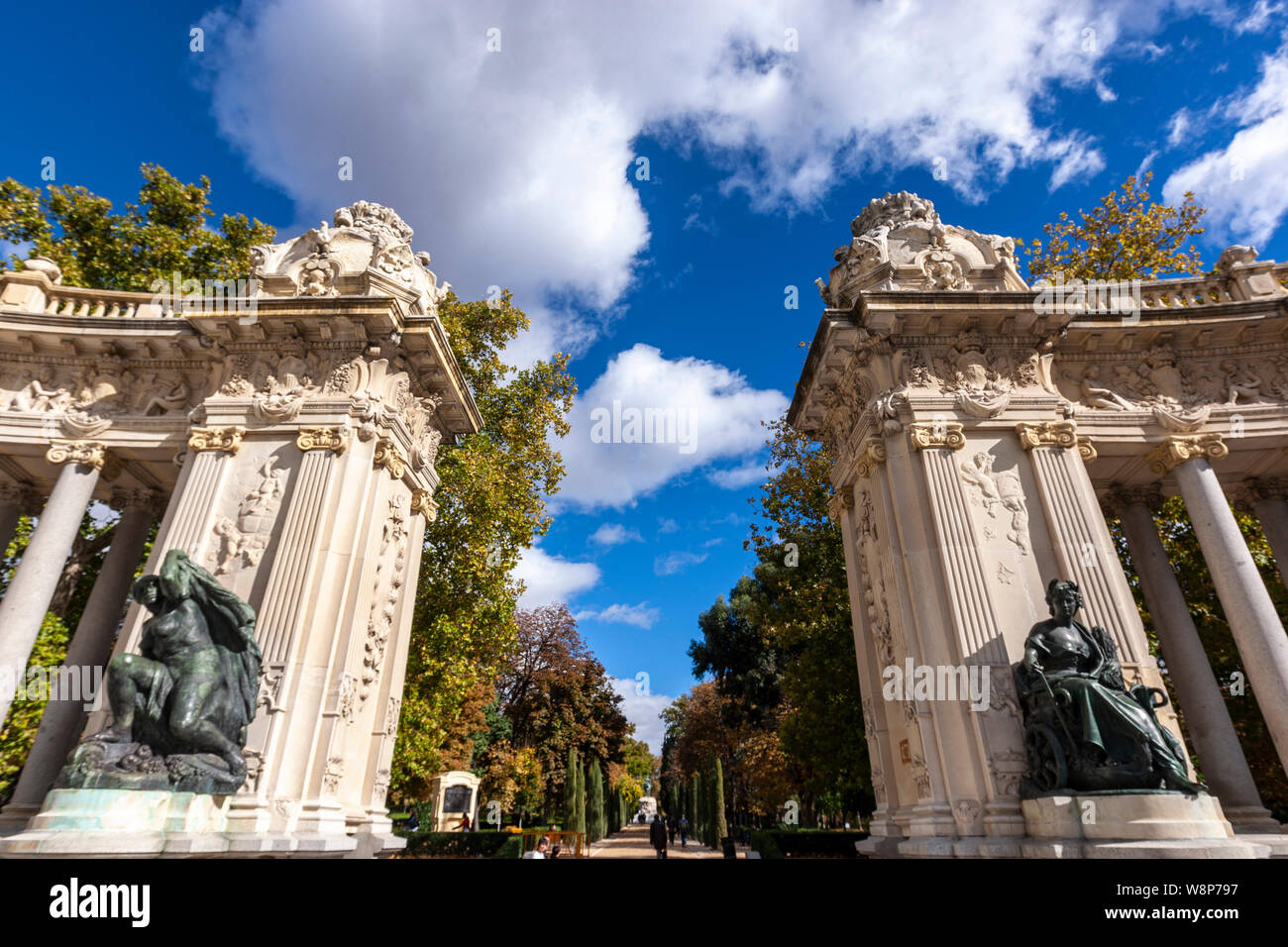 Monumento a Alfonso XII, monument by José Grases Riera, Parque del Buen ...