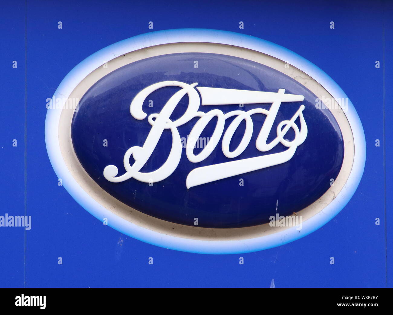 Boots opticians sign hi-res stock photography and images - Alamy