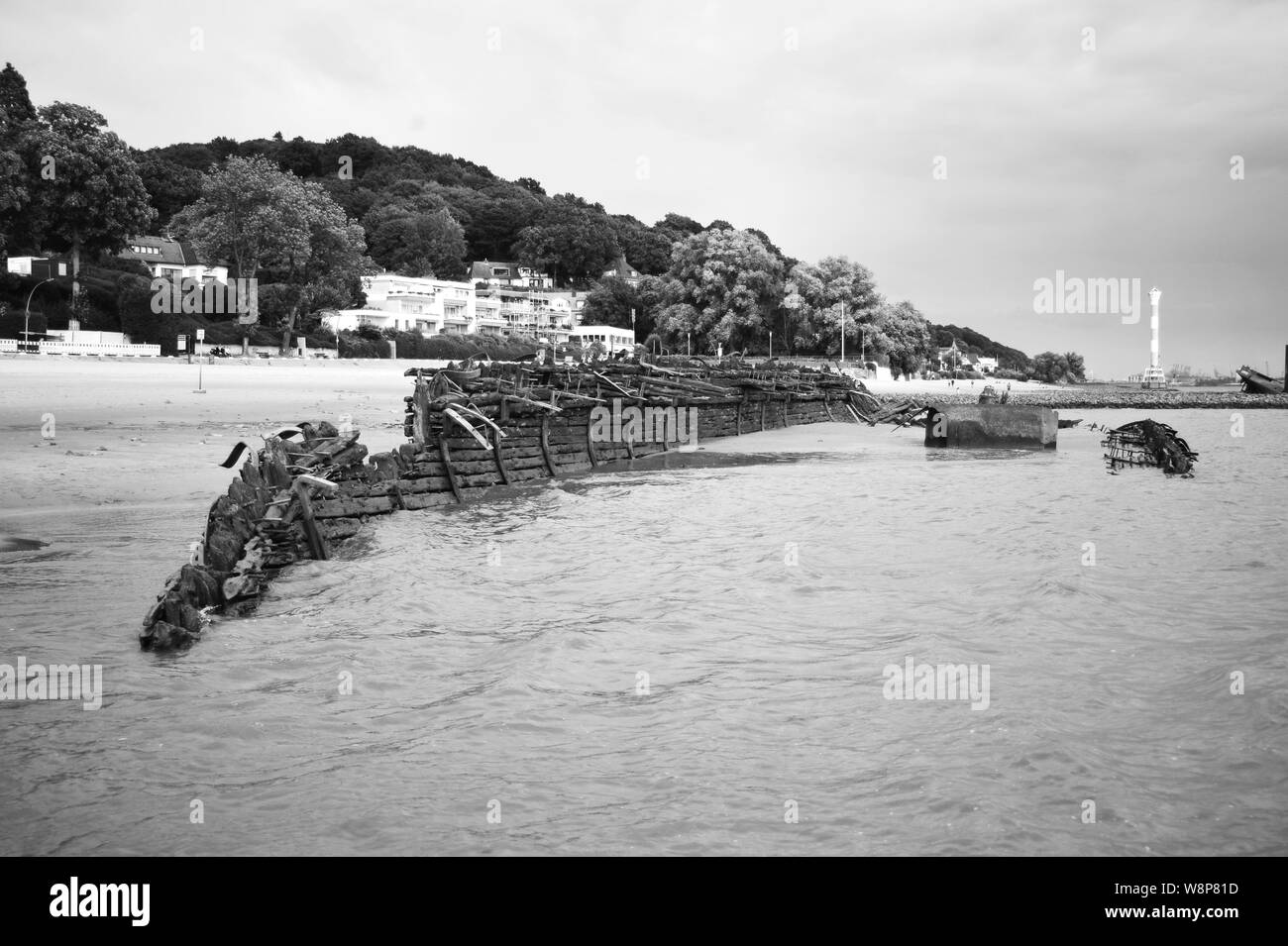 Schiffswrack strand Black and White Stock Photos & Images - Alamy