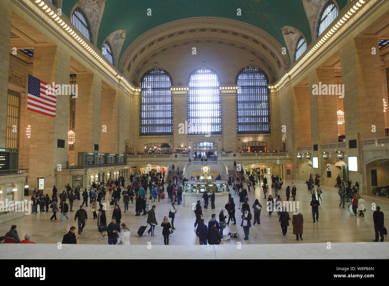 Grand central station departure board hi-res stock photography and ...