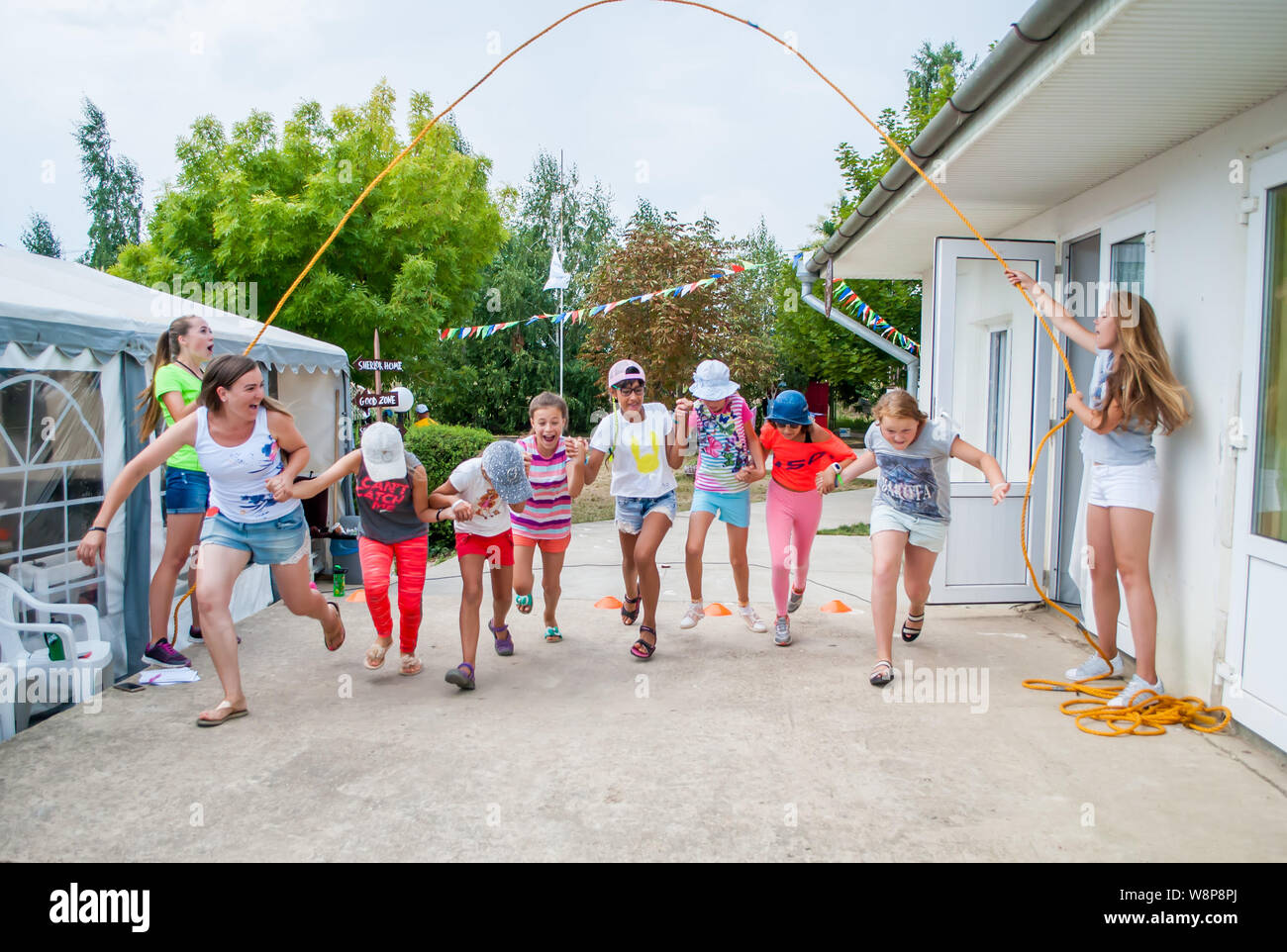 Rope skipping children competition hi-res stock photography and images ...