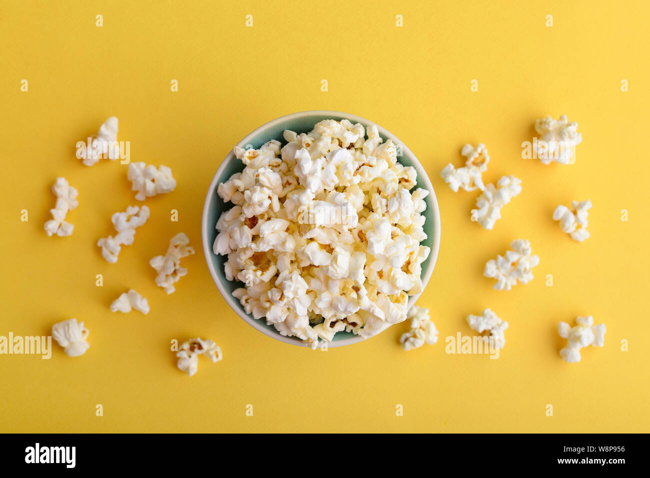 Minimalist popcorn art hi-res stock photography and images - Alamy