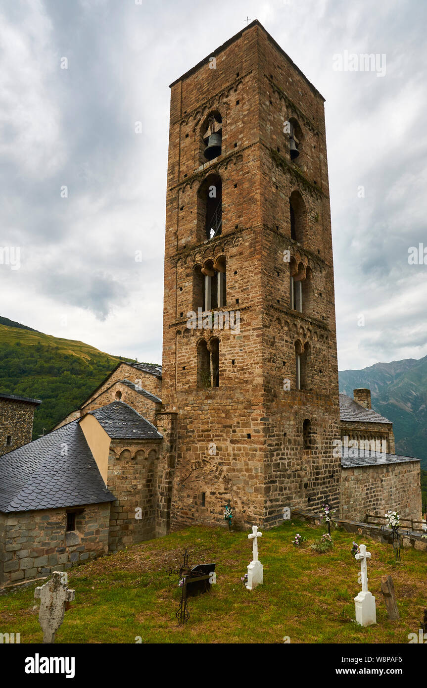 Romanesque churches hi-res stock photography and images - Alamy