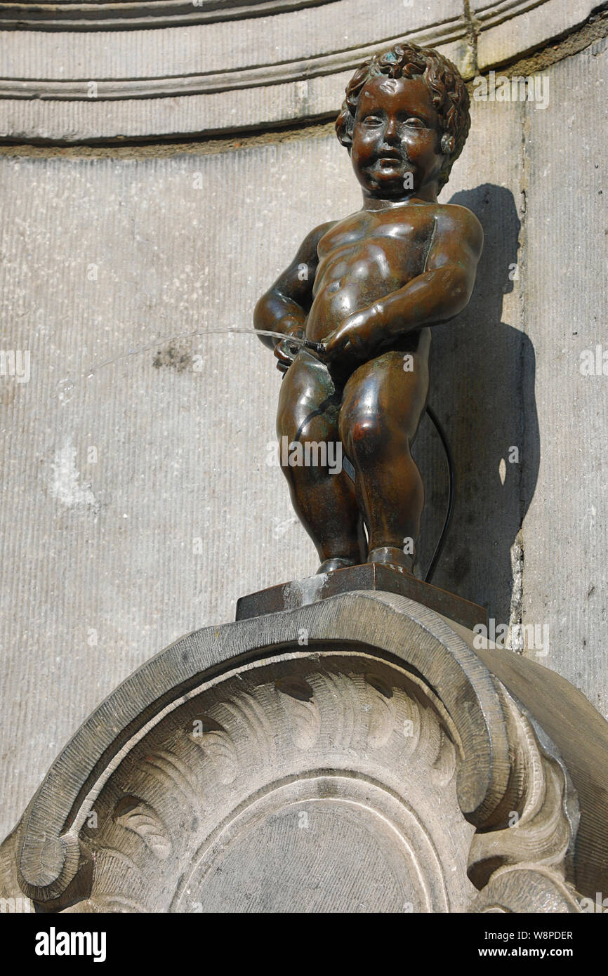 Manneken Pis, statue of a boy peeing into a fountain, Brussels, Belgium ...
