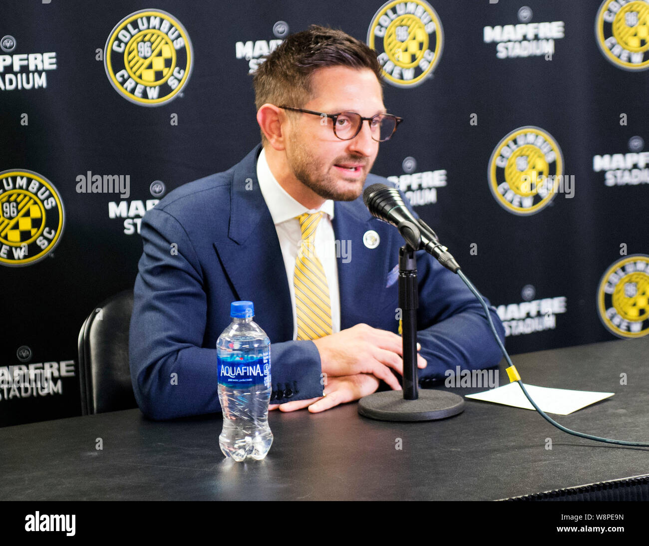 News crew usa microphone hi-res stock photography and images - Alamy