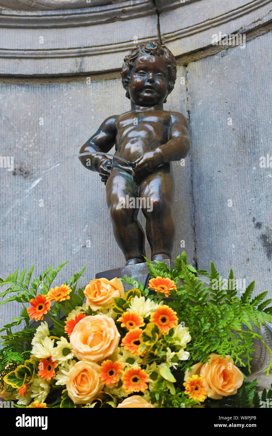 Manneken Pis, statue of a boy peeing into a fountain, Brussels, Belgium ...