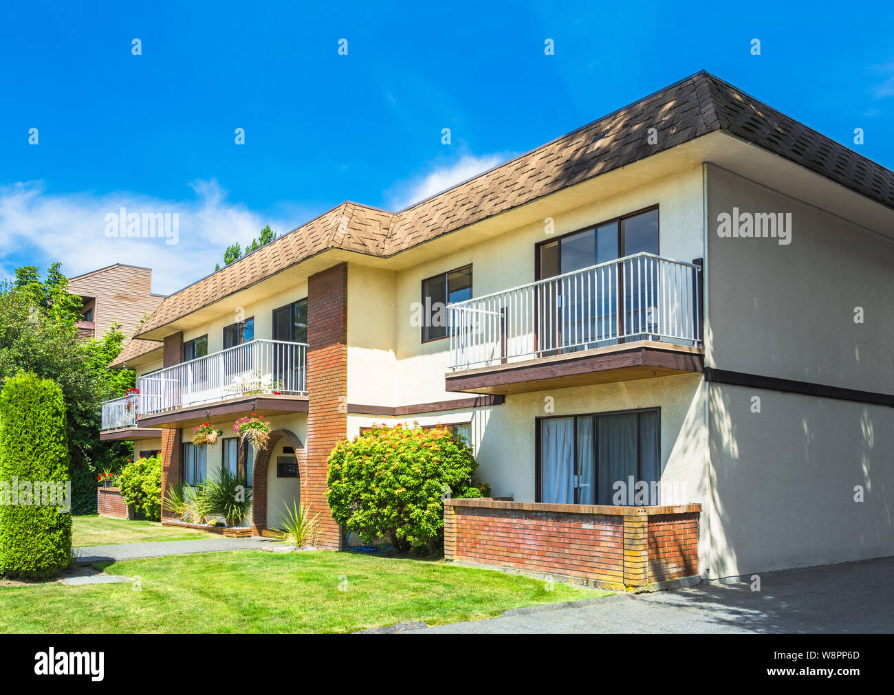 Green asphalt roof shingles texture hi-res stock photography and images - Alamy