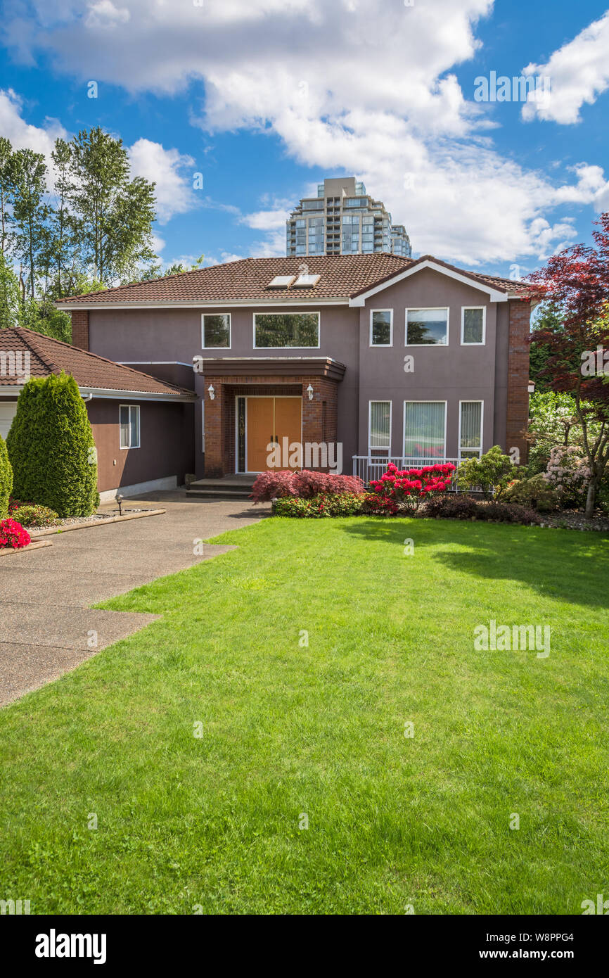 Exterior modern single family wooden house hi-res stock photography and ...