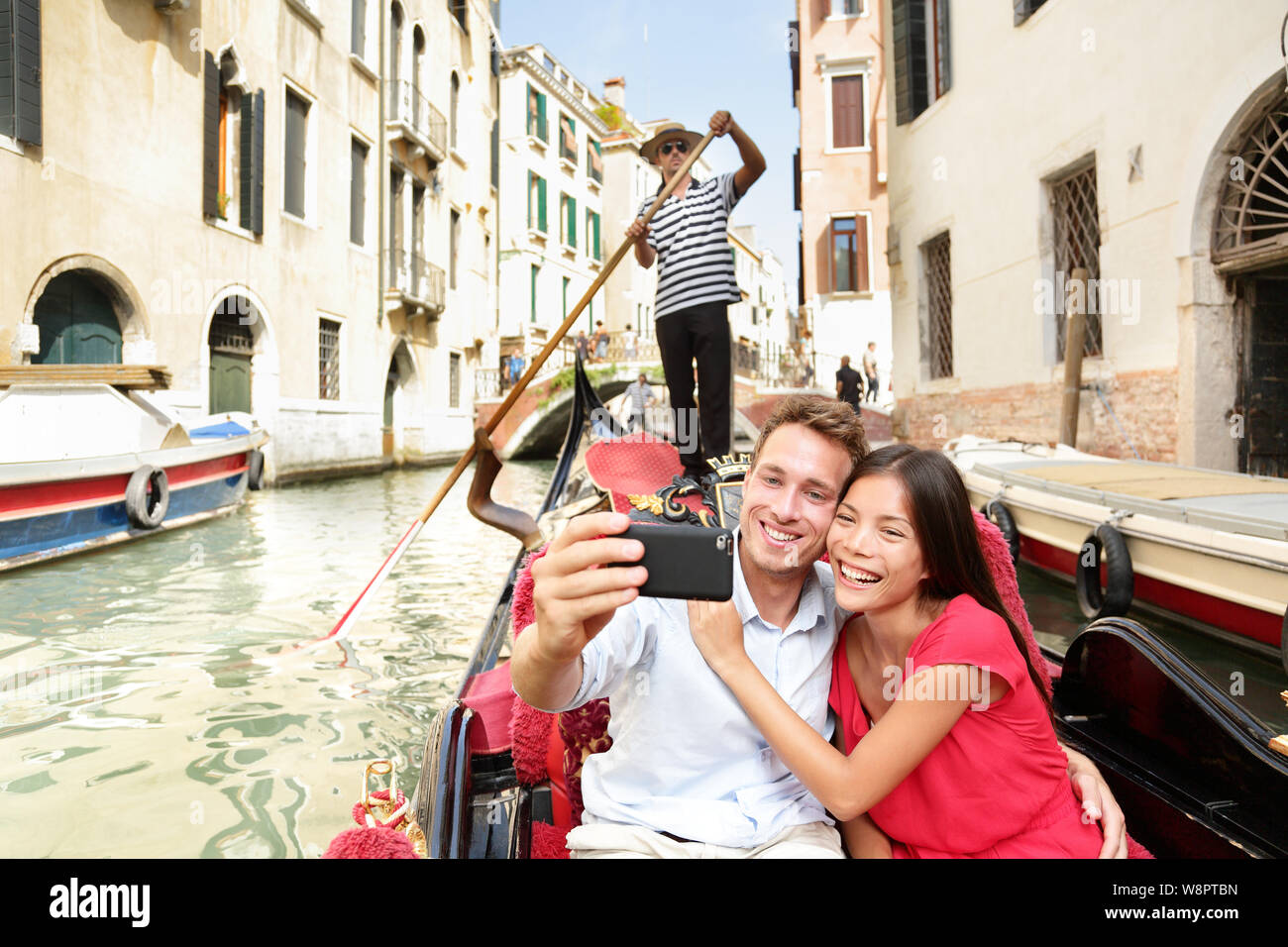 Travel couple taking selfie picture in gondola on Venice vacation ...