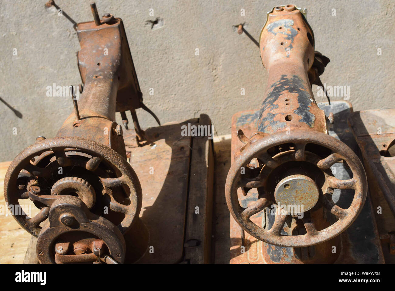 Old rusted and vintage sewing machine Stock Photo - Alamy
