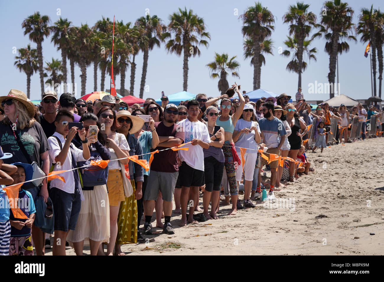 Surfing competition crowd hi-res stock photography and images - Alamy