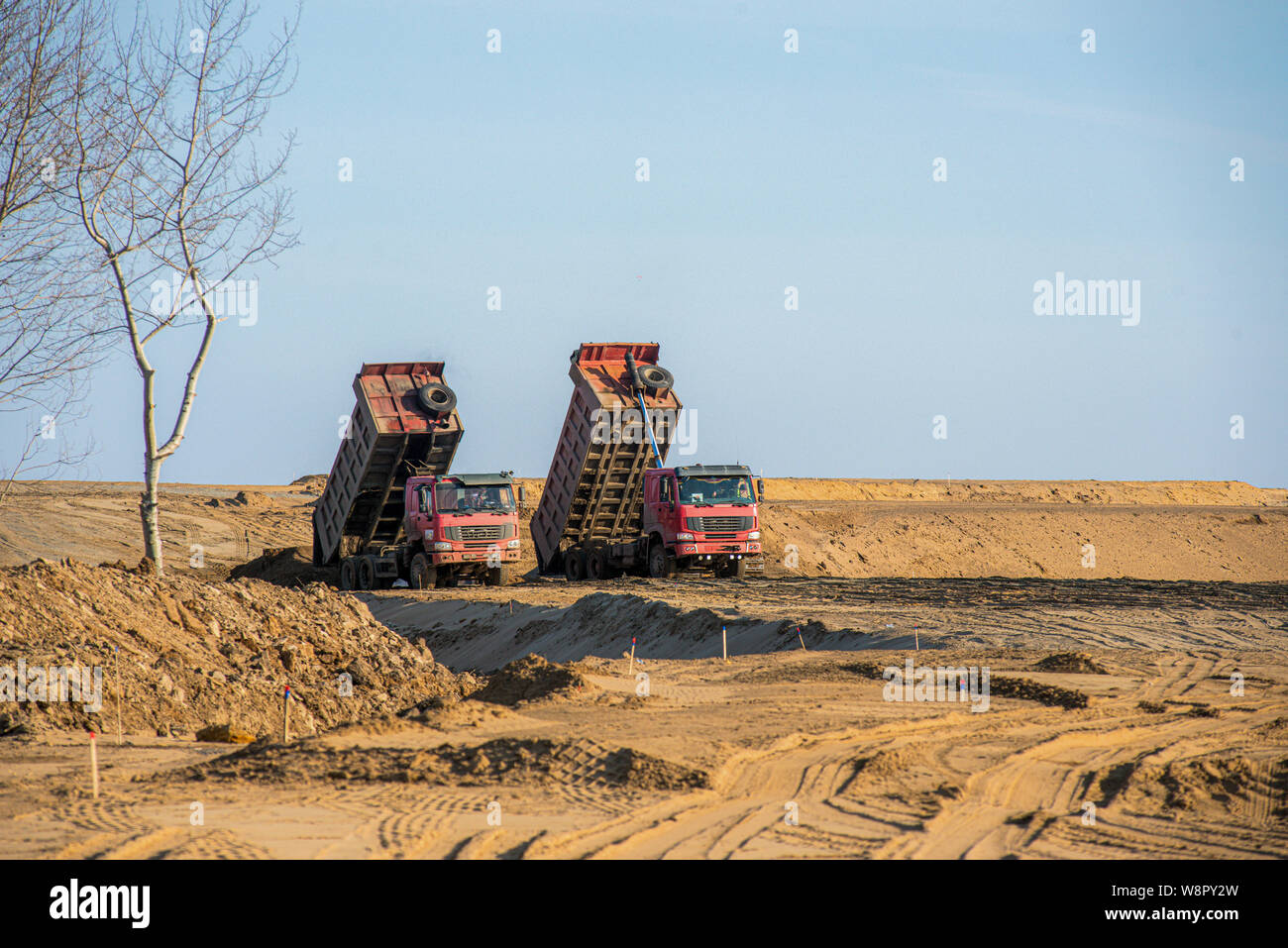 Dump truck unloading sand hi-res stock photography and images - Alamy