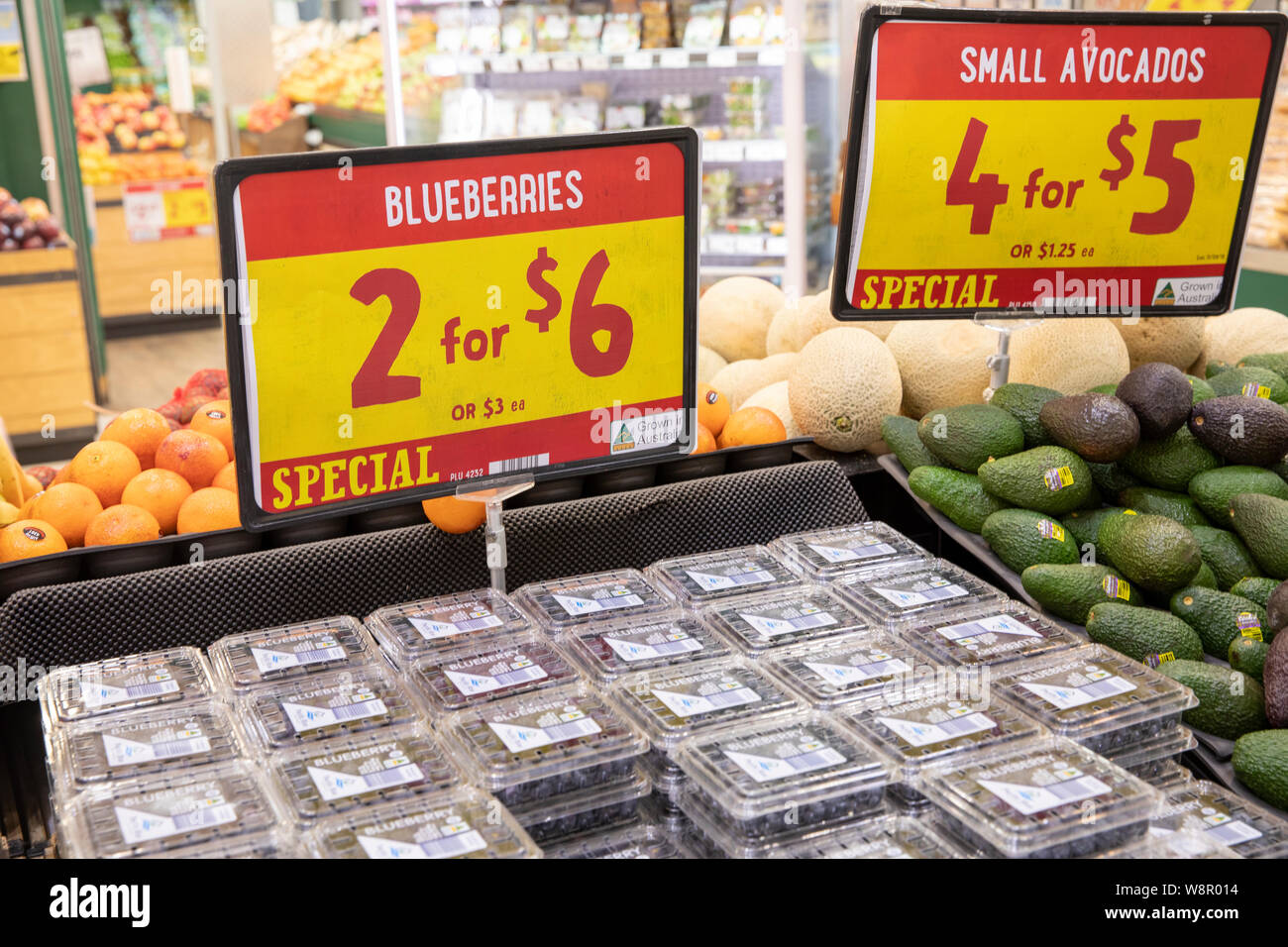 Small grocery shop hi-res stock photography and images - Alamy