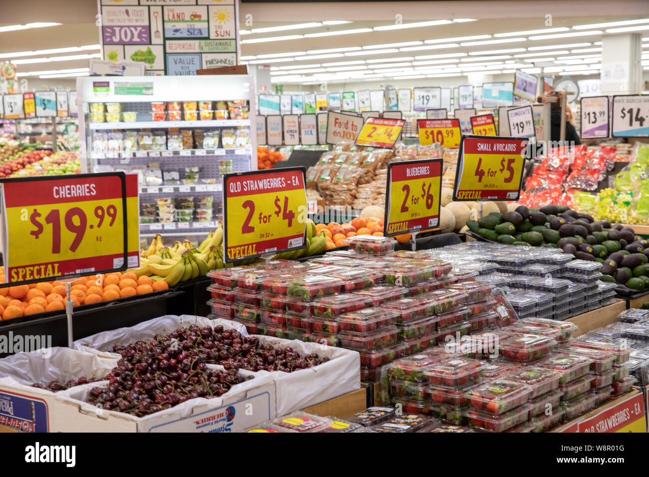 Supermarket fruit display hi-res stock photography and images - Alamy