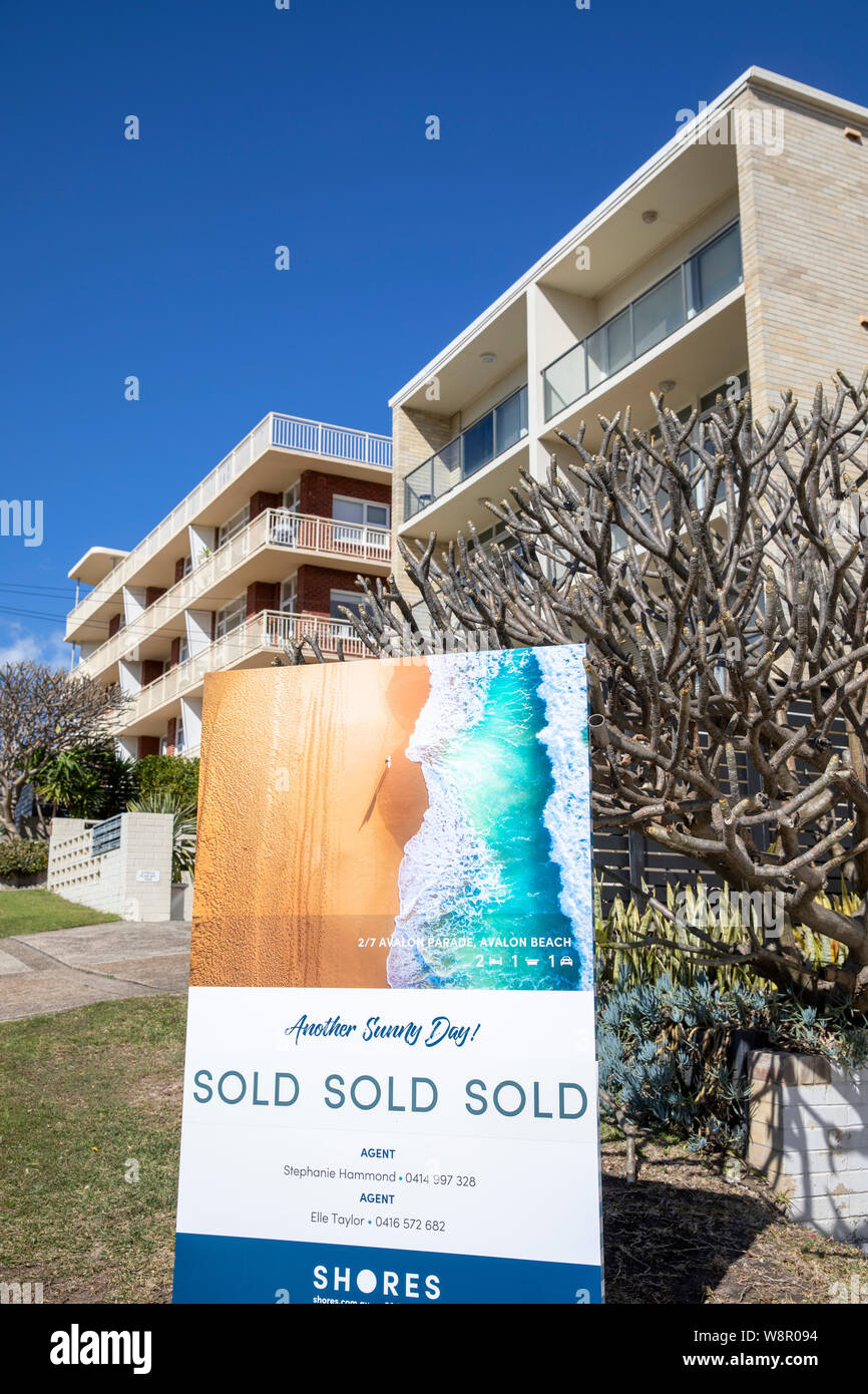 Sold board hi-res stock photography and images - Alamy