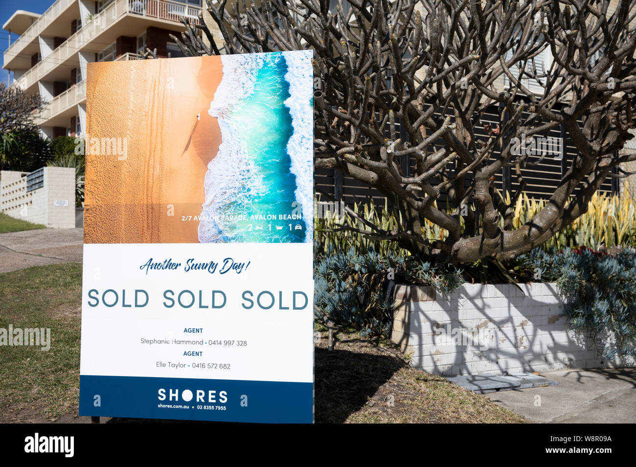 Sold board hi-res stock photography and images - Alamy