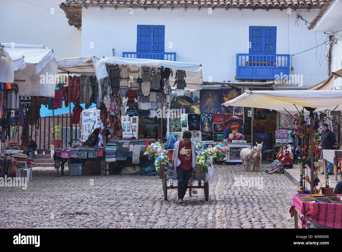 Peruvian street scenes hi-res stock photography and images - Alamy