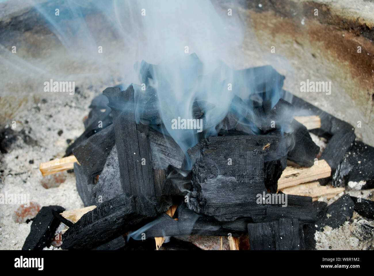Using charcoal hi-res stock photography and images - Alamy
