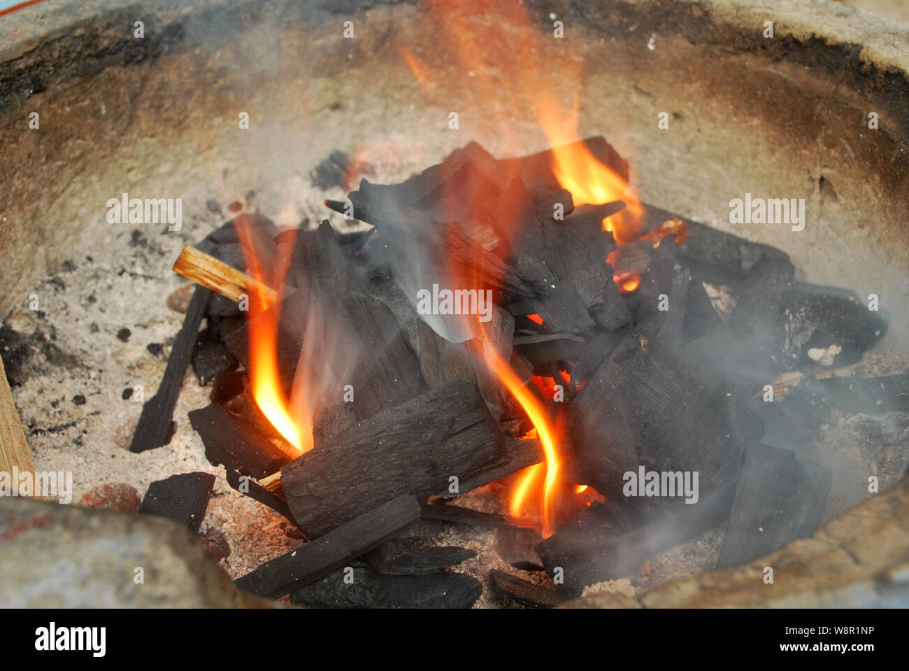 Using charcoal hi-res stock photography and images - Alamy