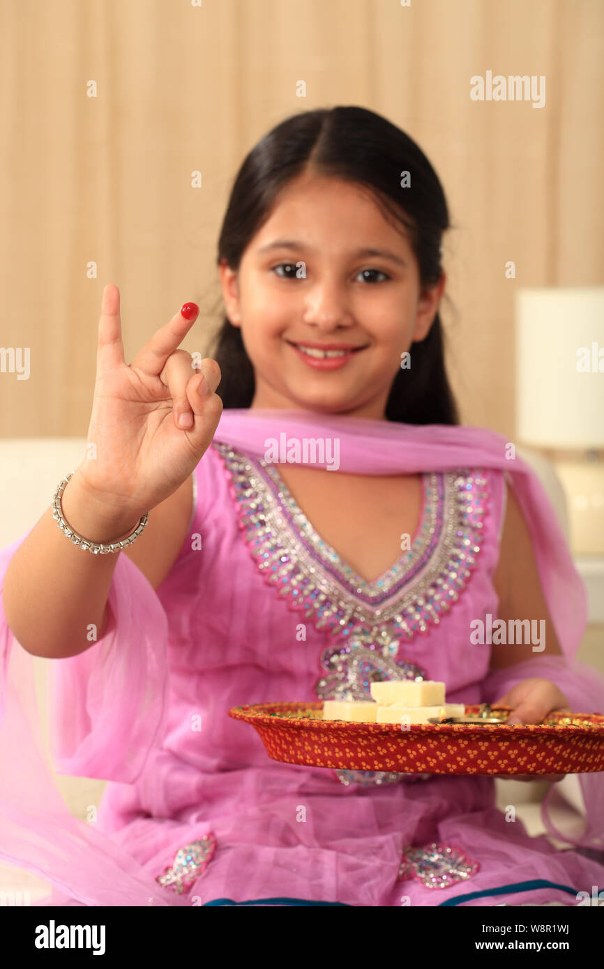 Girl applying tika hi-res stock photography and images - Alamy