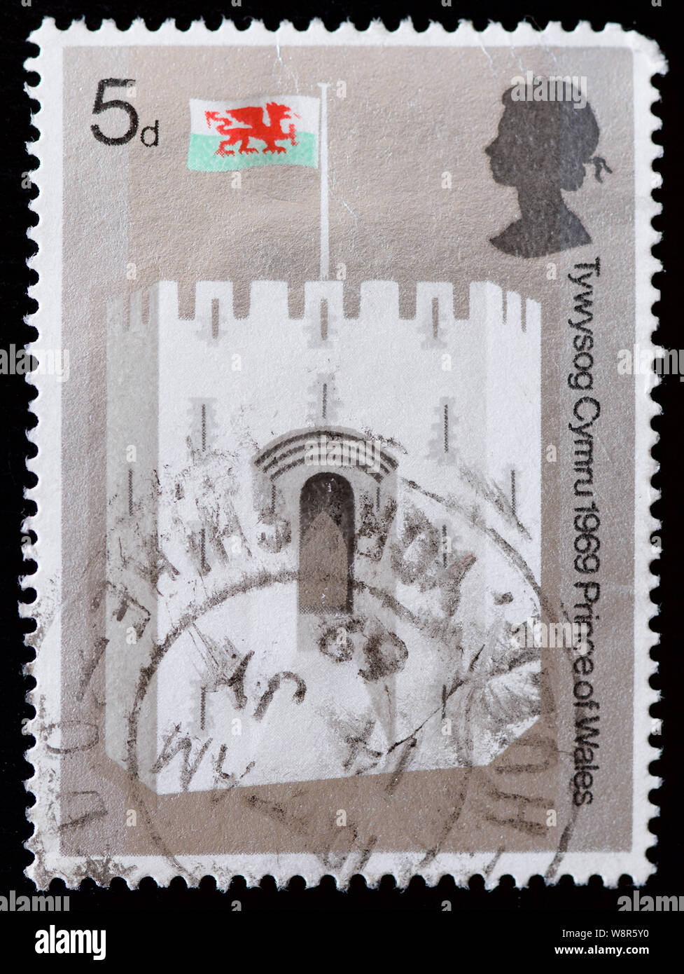 Great Britain Postage Stamp - Caernarvon Castle Stock Photo - Alamy
