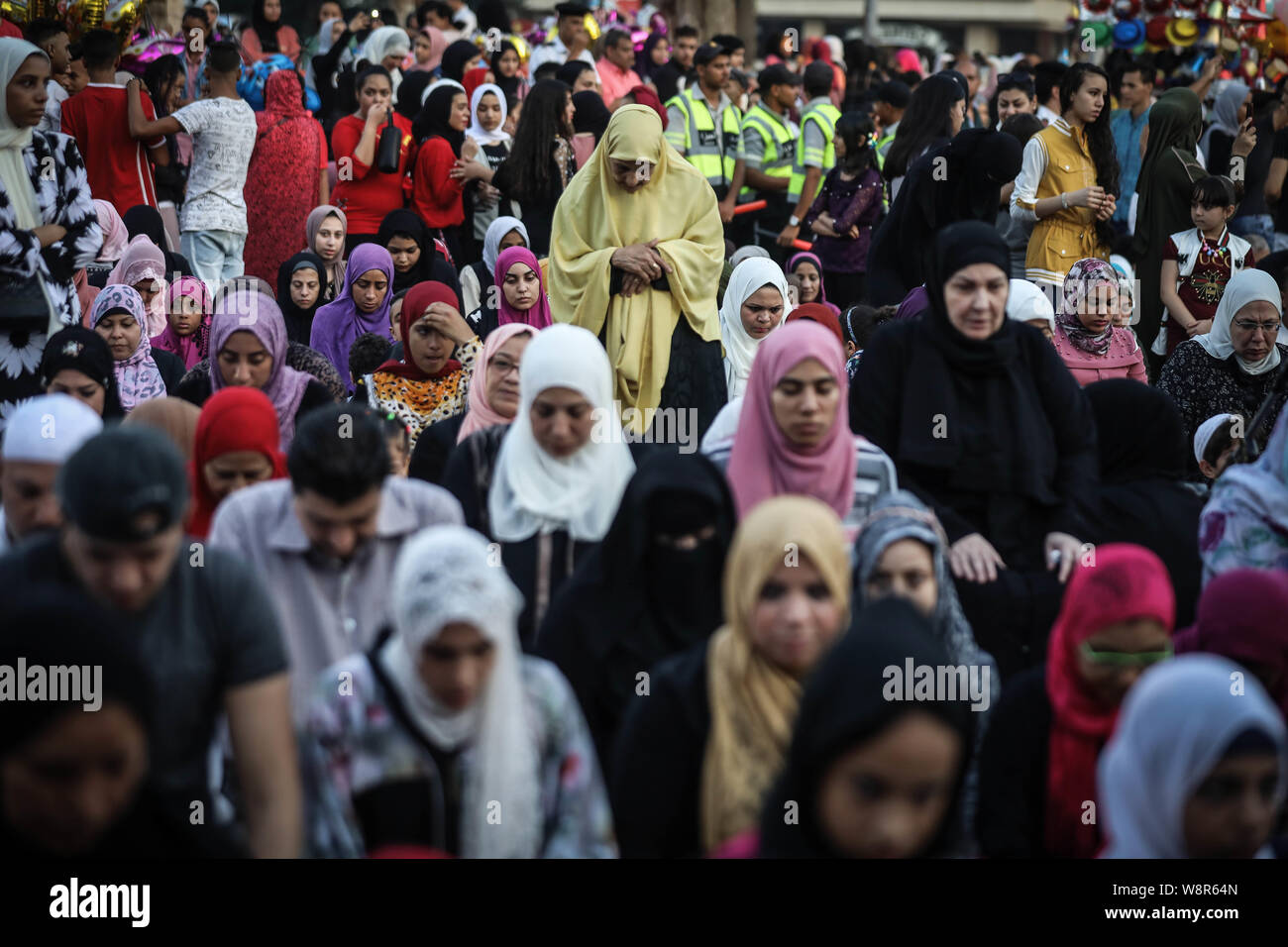 Cairo, Egypt. 11th Aug, 2019. Egyptian Muslims perform Eid al-Adha ...