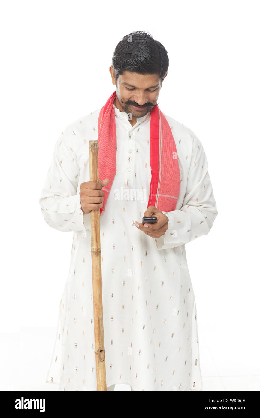 India rural phone reading hi-res stock photography and images - Alamy