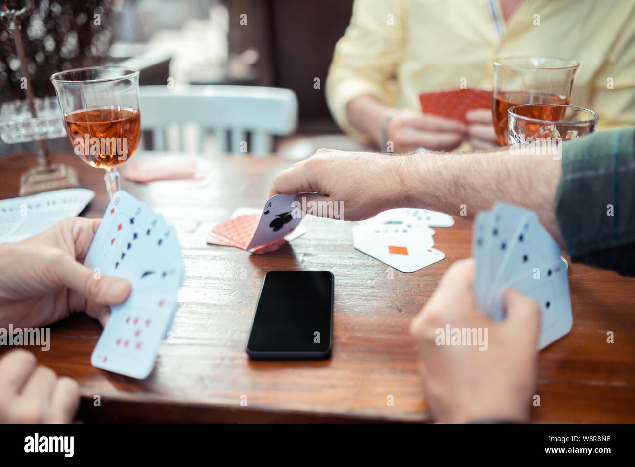 Pack of playing cards hand hi-res stock photography and images - Alamy