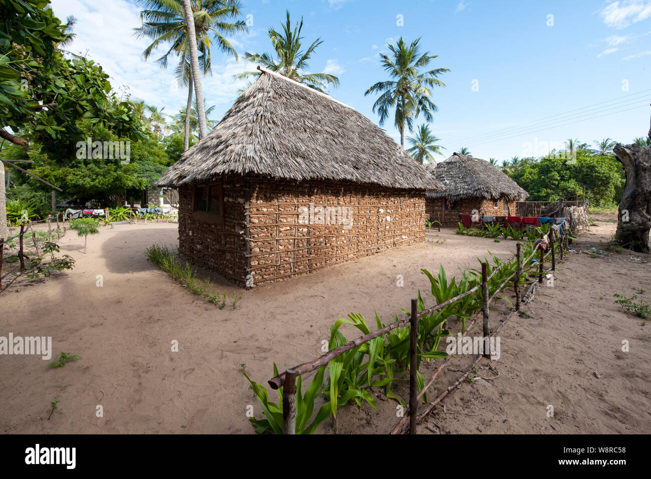African mud hut hi-res stock photography and images - Alamy