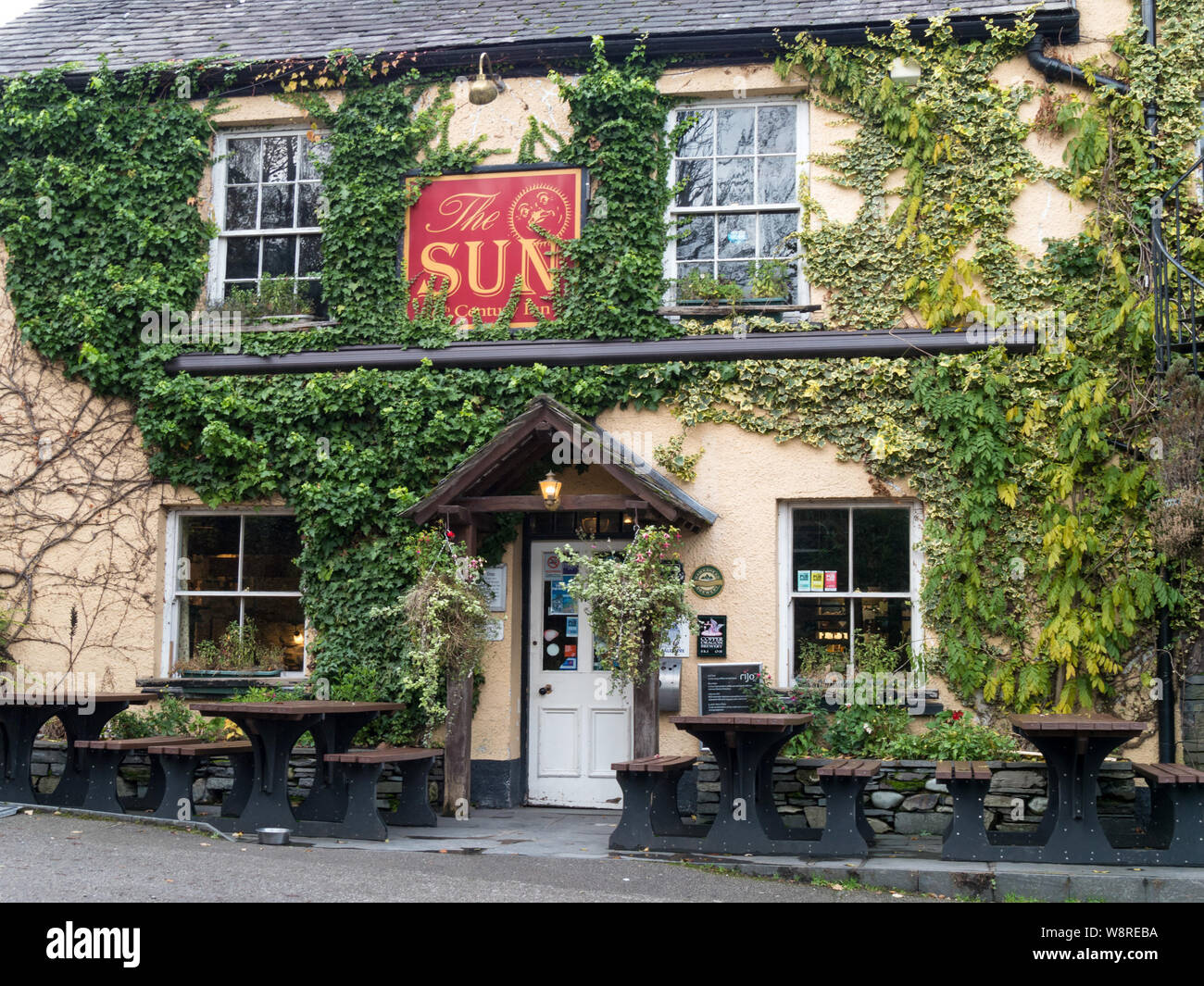 English pub front hi-res stock photography and images - Alamy