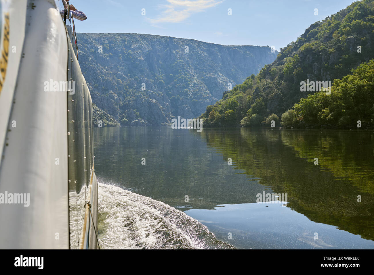 View of the Sil canions from the river Stock Photo - Alamy