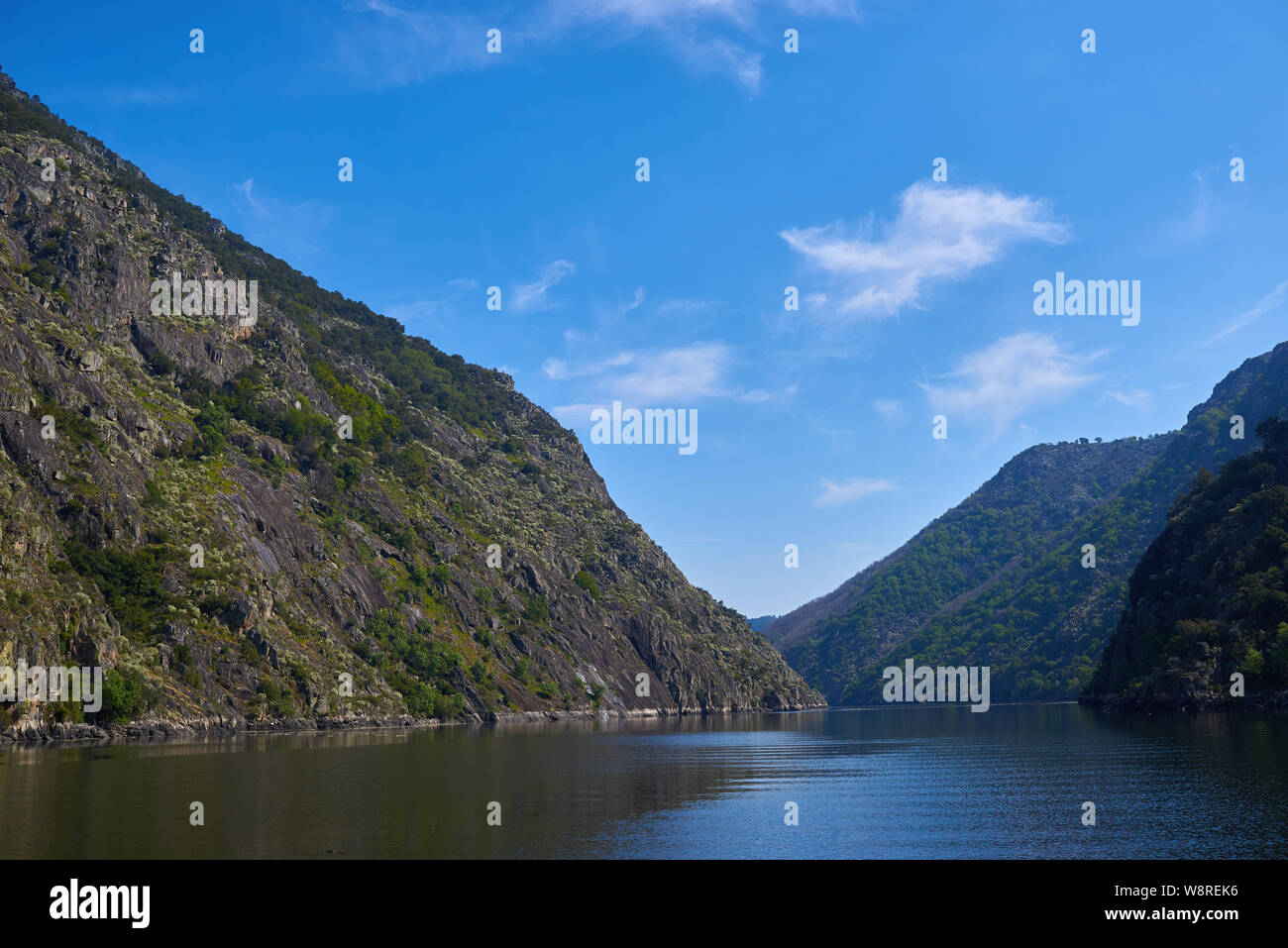 View of the Sil canions from the river Stock Photo - Alamy